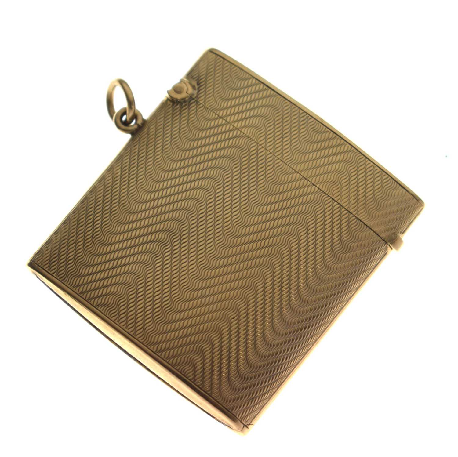 Lot 112 - George V 9ct gold vesta case with engine