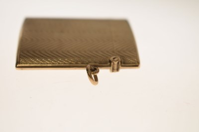 Lot 112 - George V 9ct gold vesta case with engine